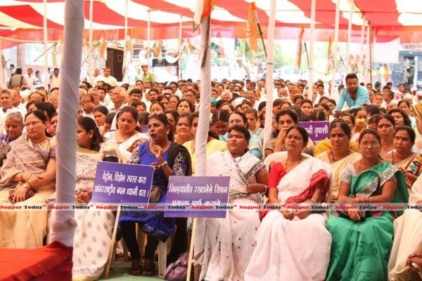Congress leaders hit streets, demand dumping of new Land Acquisition ...
