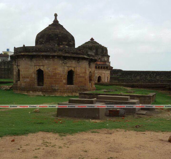 Members of Gond Dynasty deface King Beer Shah’s tomb Nagpur Today ...