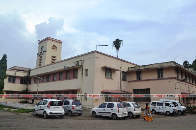 Clock tower of GMCH lying dead for many years! - Nagpur Today : Nagpur News