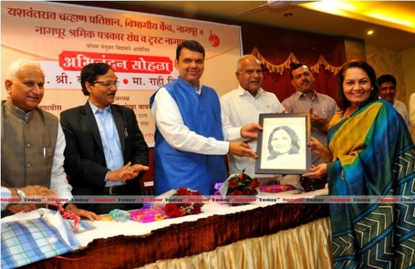CM felicitates veteran scribes Rahi Bhide, Yadu Joshi for their ...