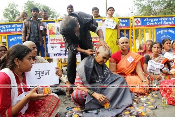 Women and men tonsure their heads to demand liquor ban in Buldana ...