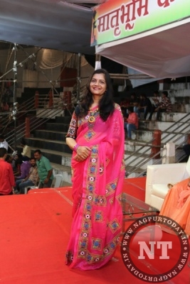 Day 3: Scintillating garba chants turns groovy at Lotus Maha Raas Garba