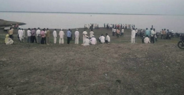 4 doctor dead while taking selfie, three missing as boat capsizes in ...