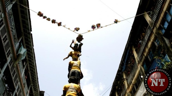 Dahi Handi: Man dies after falling off during human pyramid formation