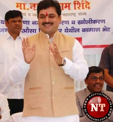 Maharashtra Minister Ram Shinde pees on roadside, social media goes ...