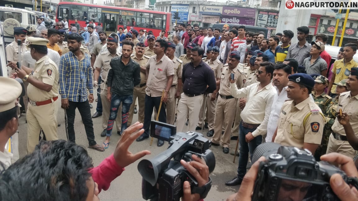 Cops parade two goons arrested for robbing trader, ransacking vehicles ...