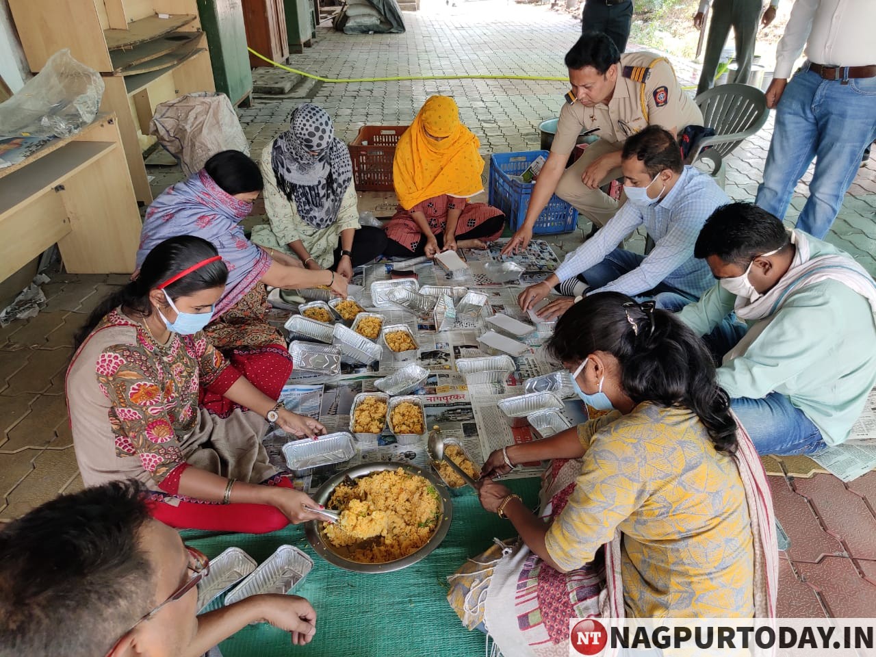 Novel Policing : Crime branch staff cooks and feeds 500 poor in Nagpur ...