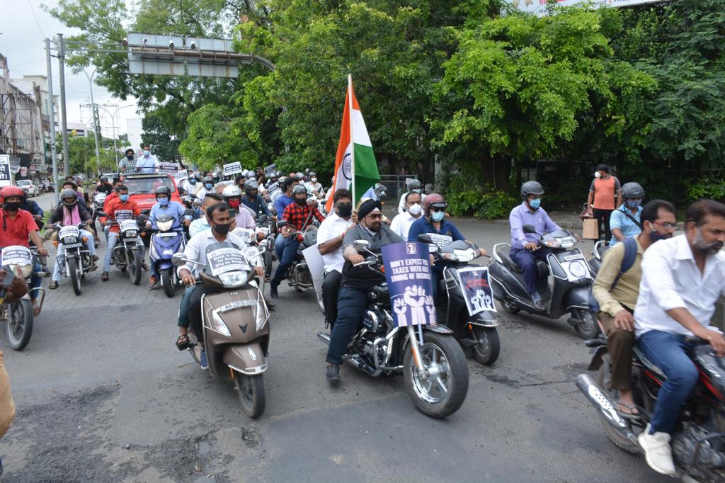 Traders demonstrate strength by organising massive sarkar car & Bike Rally