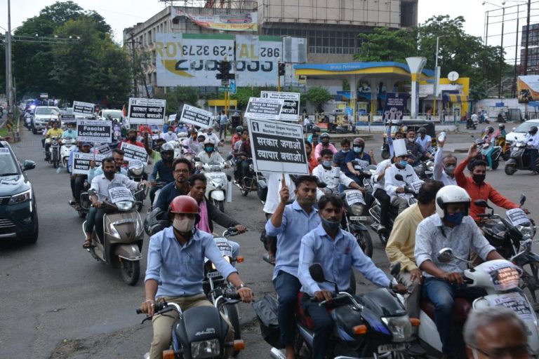 Traders demonstrate strength by organising massive sarkar car & Bike Rally