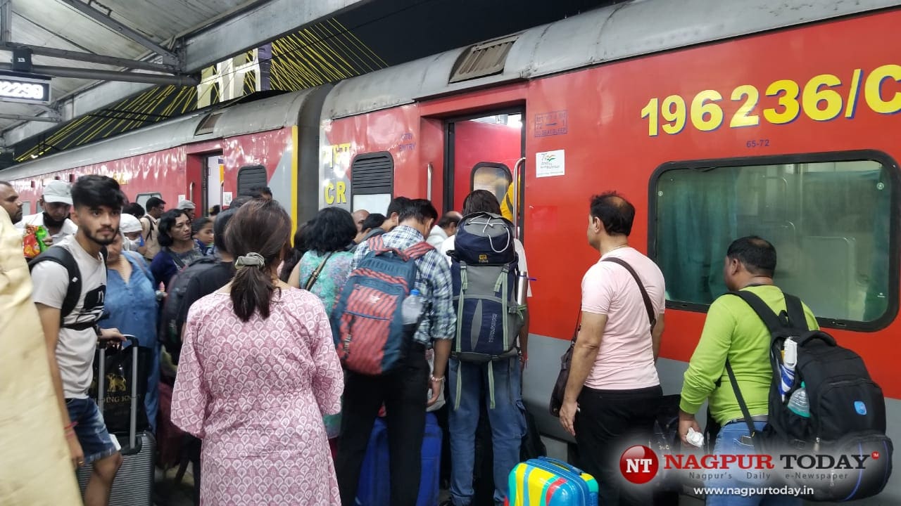 Passengers face horrid time as platforms of Duronto Exp changed twice ...