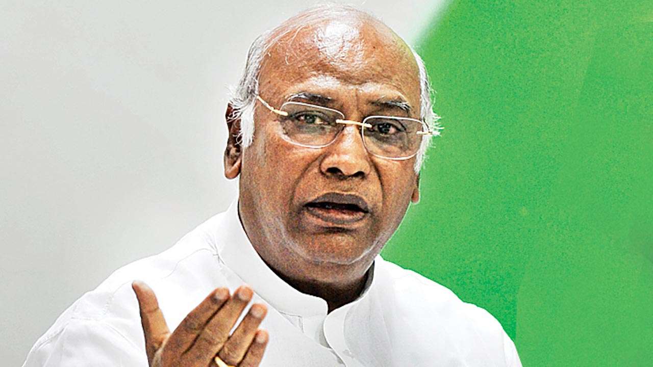 Now, it is Mallikarjun Kharge vs Shashi Tharoor for Congress President