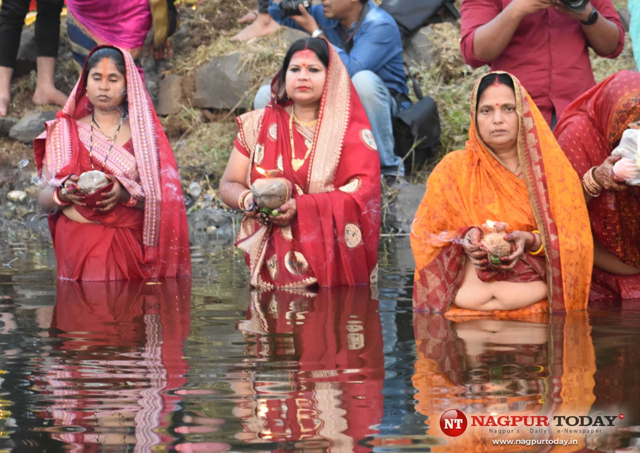 Chhath Puja 2022 Sandhya Arghya In Pics: Devotees In Nagpur Worship Sun ...