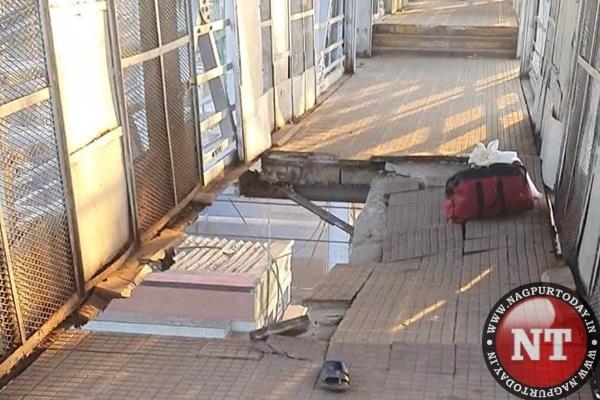 Video: Slab of foot overbridge collapses at Balharshah railway junction ...
