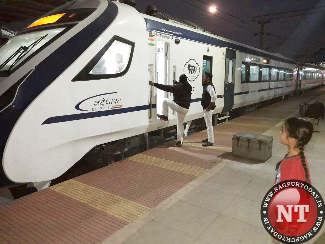 People in Gondia thrilled after having a glimpse of Vande Bharat Express