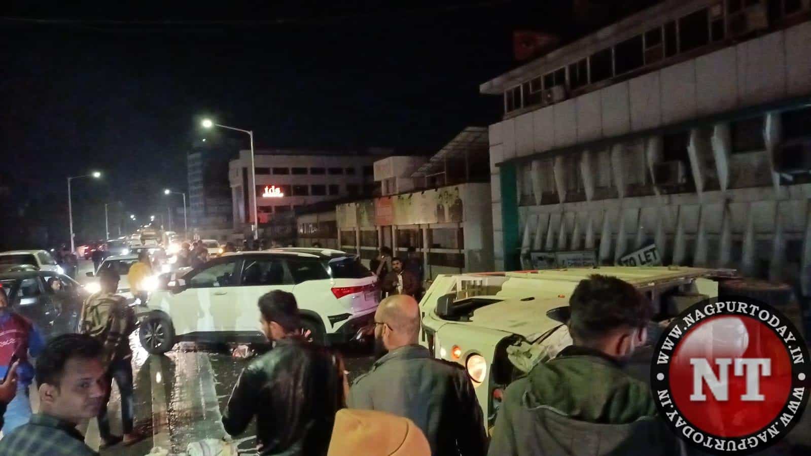 Video: Two cars collide on Sitabuldi Flyover in Nagpur, women caterers ...