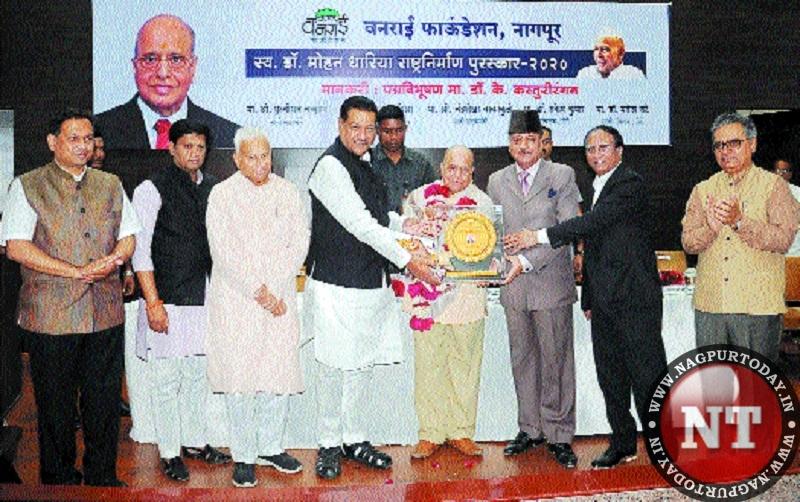 Gadkari honoured with ‘Mohan Dharia Rashtranirman Puraskar’ in Nagpur