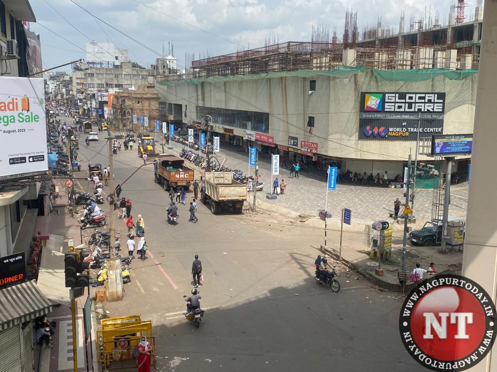 NMC clears Sitabuldi Main Road of unlicensed hawkers