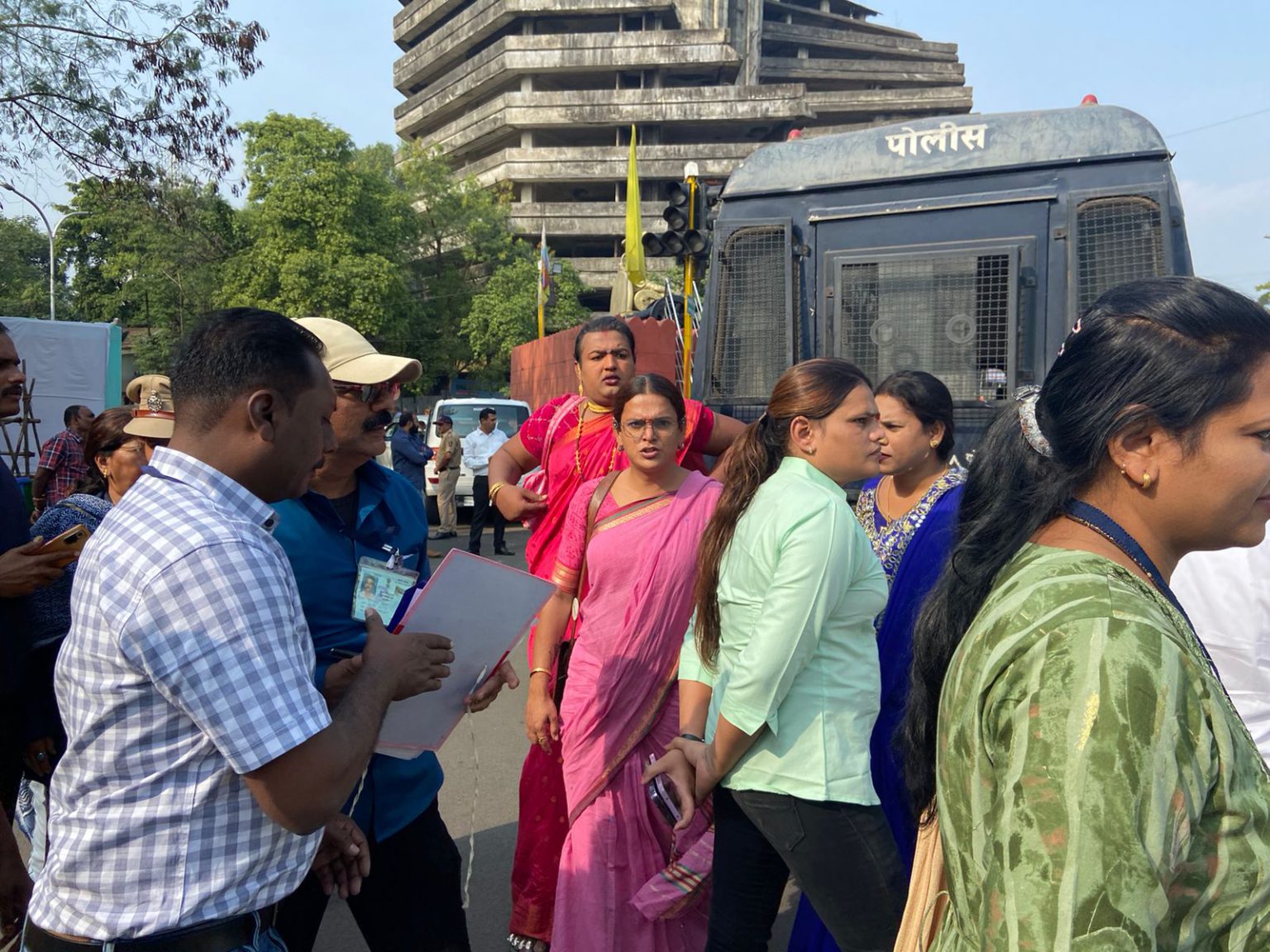 नागपुरात विधानभवनाच्या एंट्री गेटवर तृतीयपंथींनी घातला गोंधळ