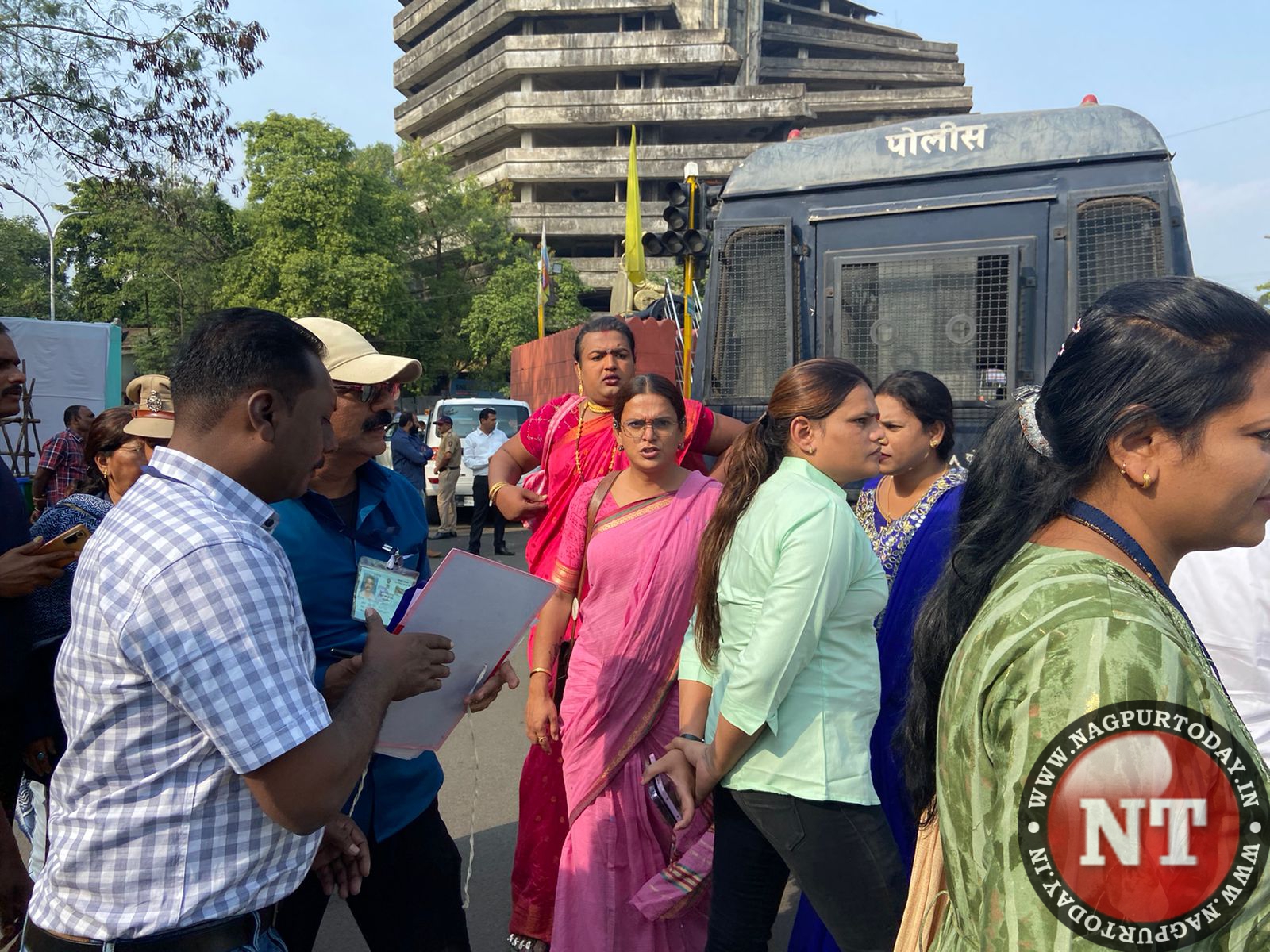 Third gender representatives caused chaos at the entry gate of Vidhan ...