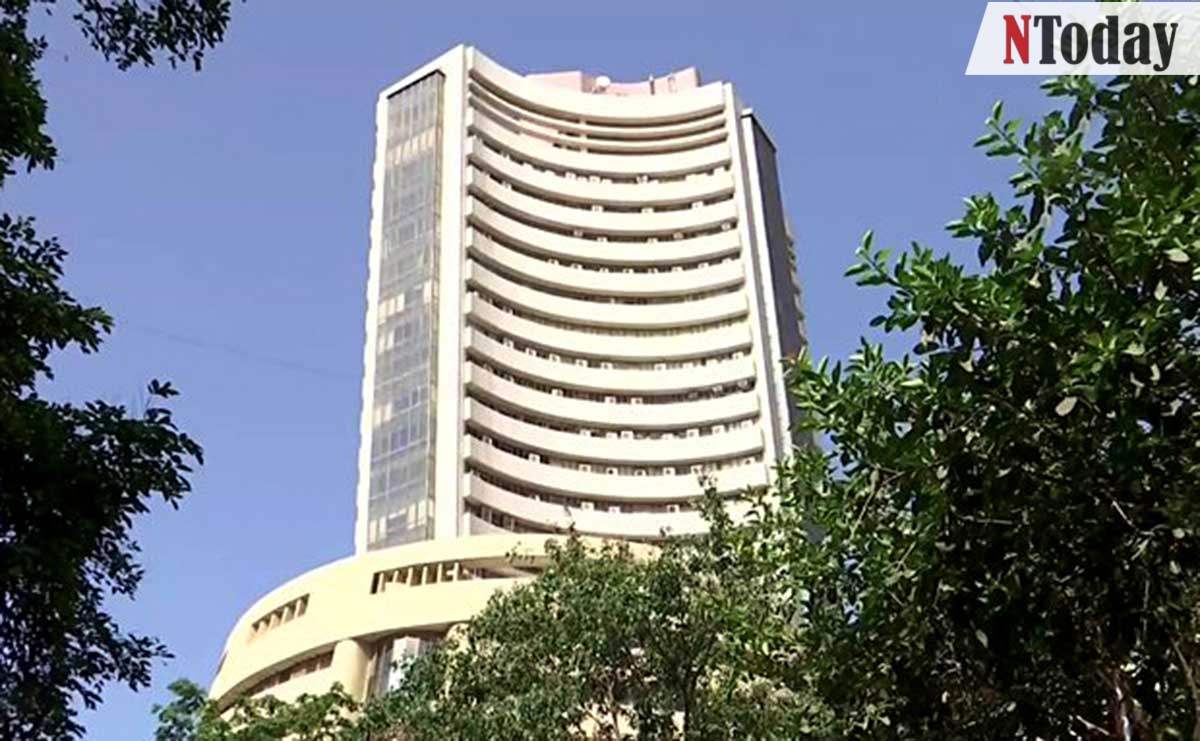 Sensex, Nifty fall in early trade