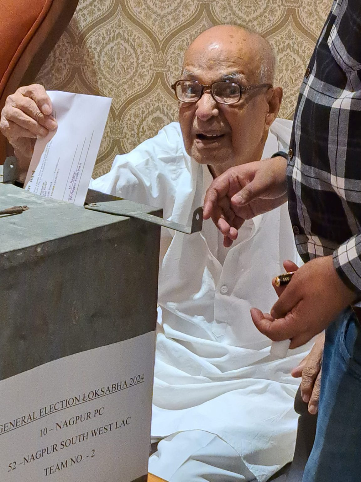 Nagpur Lok Sabha poll: 99-yr old man casts his vote from home