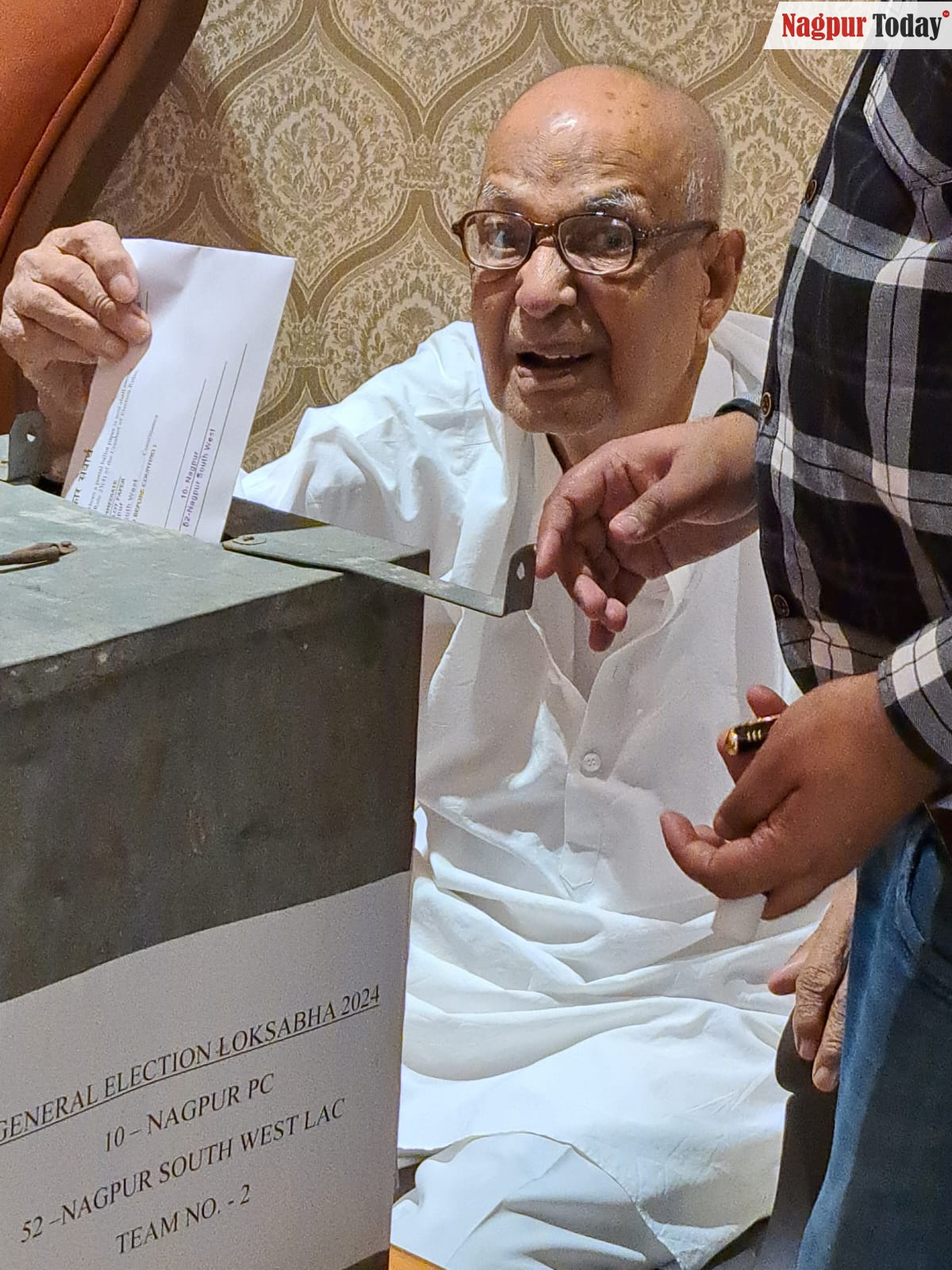 Nagpur Lok Sabha poll: 99-yr old man casts his vote from home