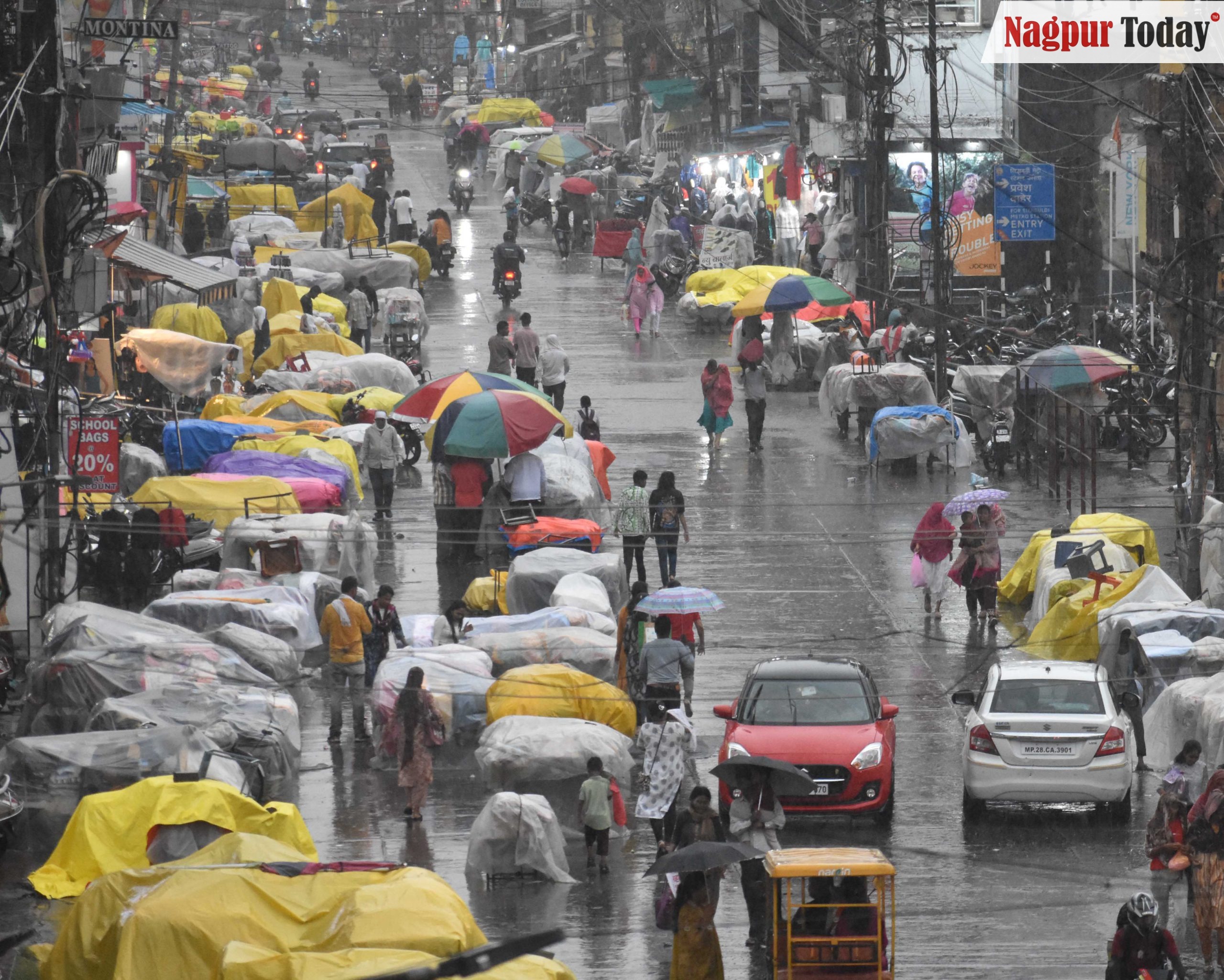 Thunderous rain, gusty winds strike Nagpur, normal life disrupted