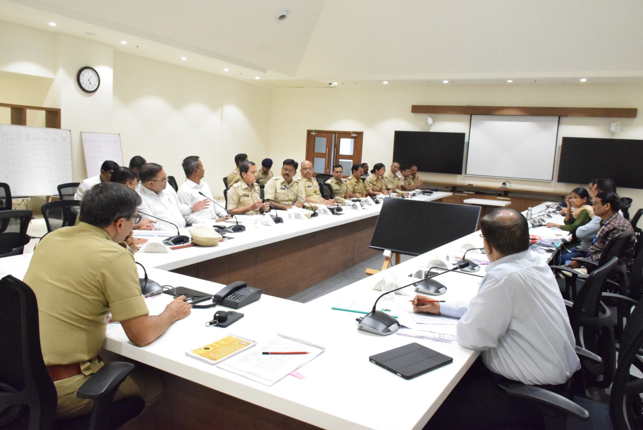Nagpur Commissioner Dr. Singhal Holds School Bus Safety Meeting