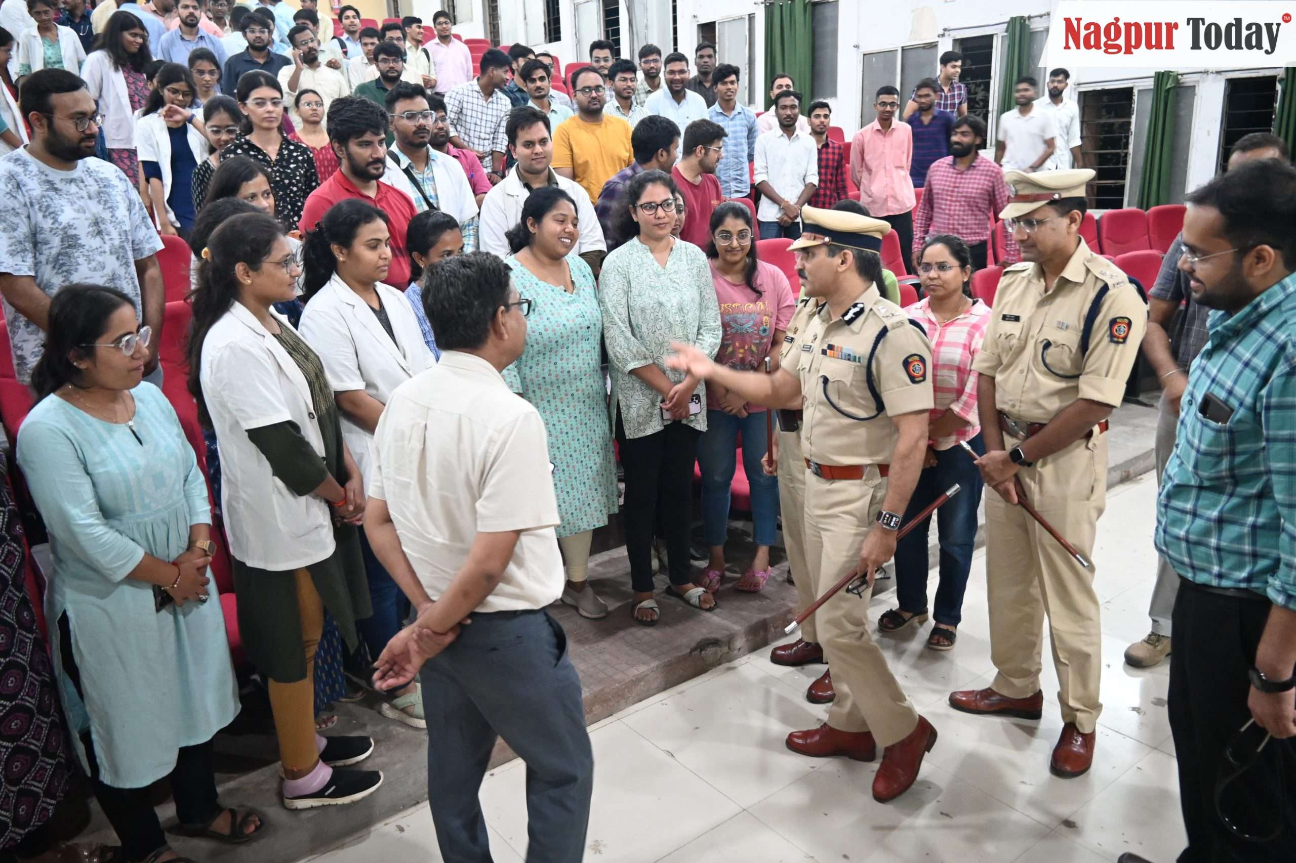 Nagpur Police Commissioner Engages with Striking MARD Doctors at ...