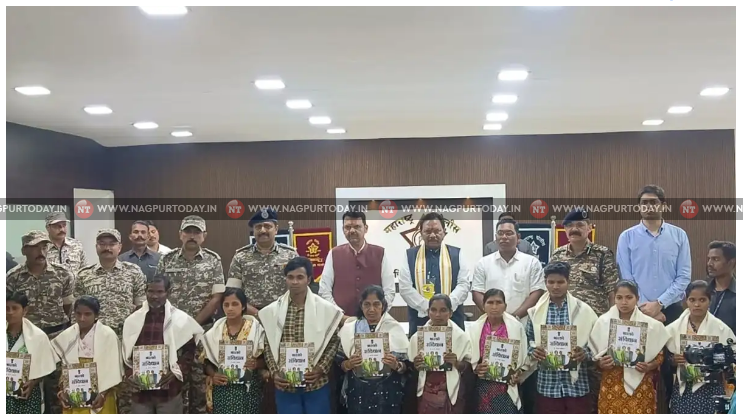 Top woman Naxal Tarakka among 11 surrender before CM Fadnavis in Gadchiroli