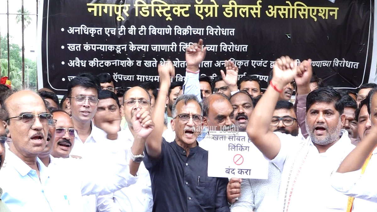 Agri-centre operators stage protest in Nagpur, demand action on fake ...