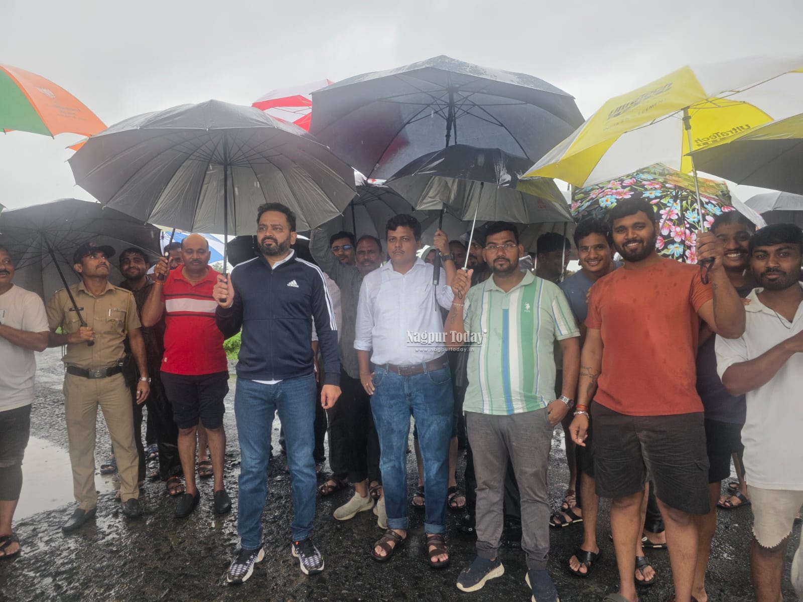 Nagpur Collector Dr. Itankar inspects flood-hit areas; administration ...