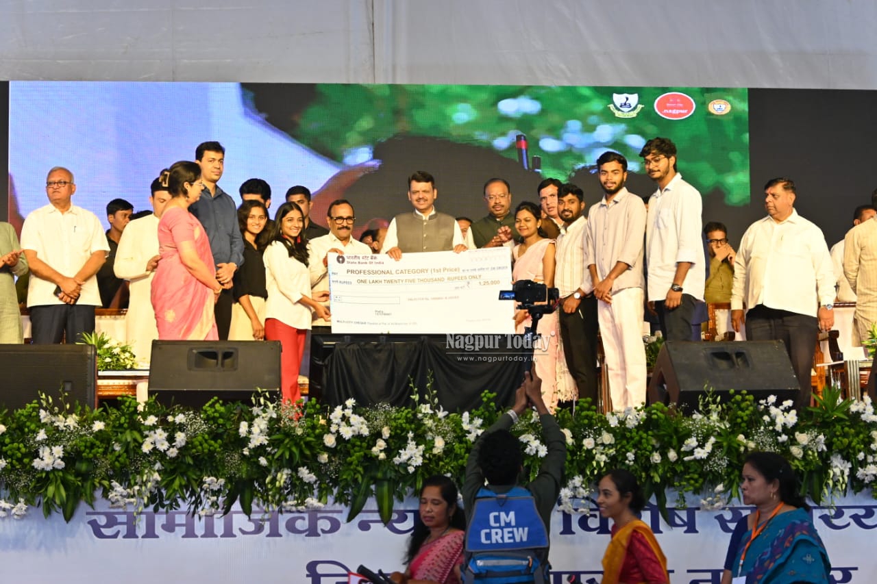Nagpur: CM Devendra Fadnavis Felicitates Winners of ‘Rang De Nagpur ...