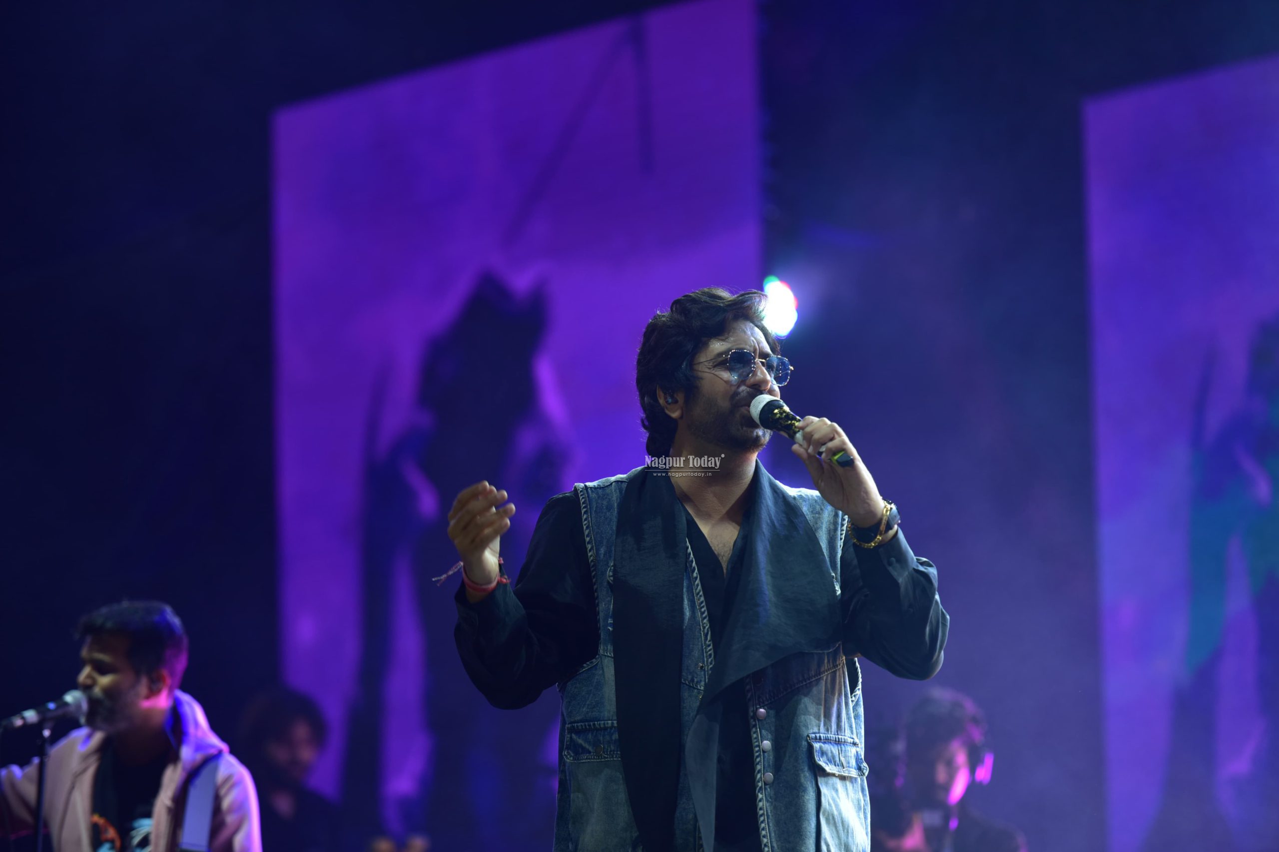 Akhil Sachdeva’s soulful melodies light up the night at Khasdar Sanskrutik Mahotsav in Nagpur