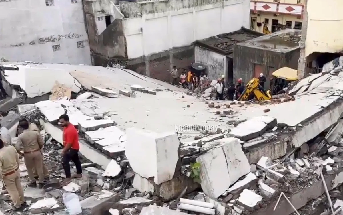 Building collapse in Delhi, firefighters at scene