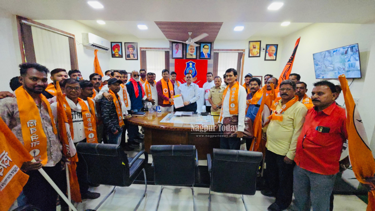 नागपुरात RTO कार्यालयावर शिवसेनेचा घेराव; ओव्हरलोड वाहनांवर कारवाईचा ...
