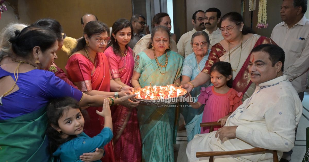 Political heavyweights among thousands greet Gadkari on his 69th birthday